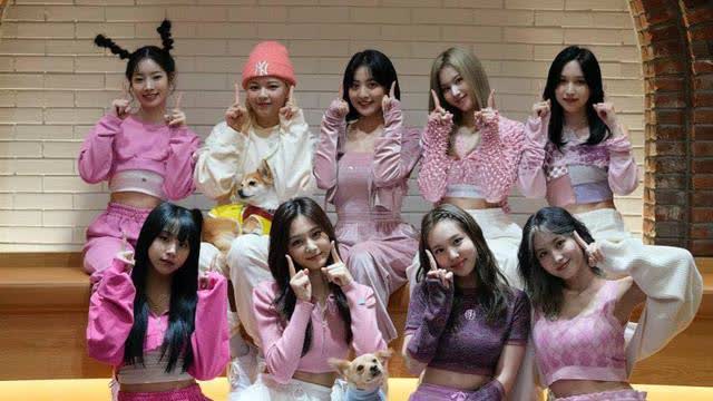 ក្រុមតន្រ្តី K-pop TWICE កំពុងទទួល បានប្រជាប្រិយភាព ជាសកល ខណៈគម្រោងដំណើរ កម្សាន្ត ...