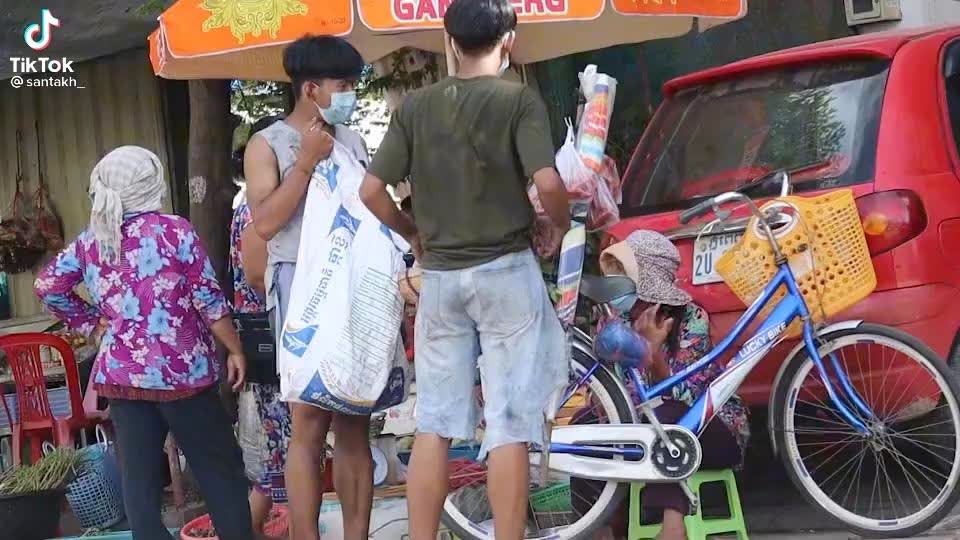 សាន់តា Prank ធ្វើអ្នករើសអេតចាយ វគ្គ១ សើចកប់ម៉ង😂😂 - TNAOT
