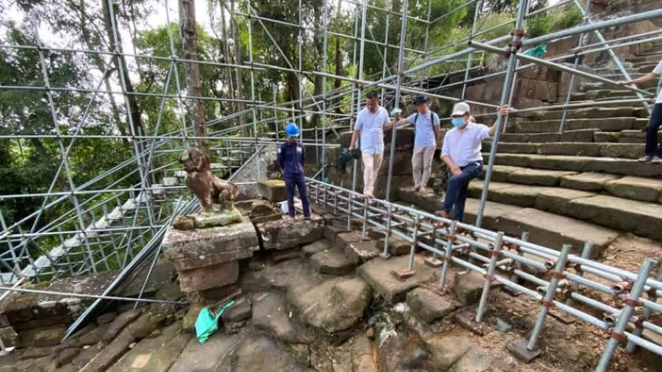 ការដ្ឋានជណ្ដើរខាងជើង នៃ ប្រាសាទព្រះវិហារចាប់ផ្ដើមដំឡើងជន្ទា ...