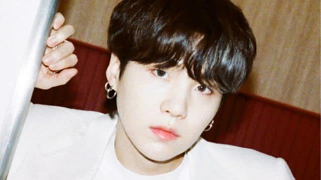 អ្នកនិយម លេងអ៊ីនធើណេត បានផ្ញើសារគាំទ្រ បន្ទាប់ពីបានដឹង SUGA របស់ BTS ឆ្លងមេរោគ COVID-19 - TNAOT