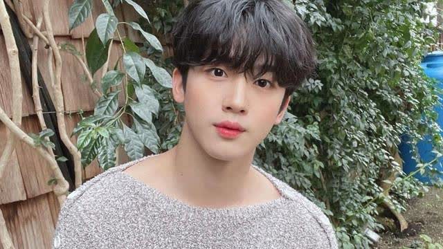 អ្នកគាំទ្រចែករម្លែកអាថ៌កំបាំងដ៏គួរឲ្យស្រលាញ់អំពីអាវប៉ាក់ Kim Yo Han របស់ក្រុម WEi ...