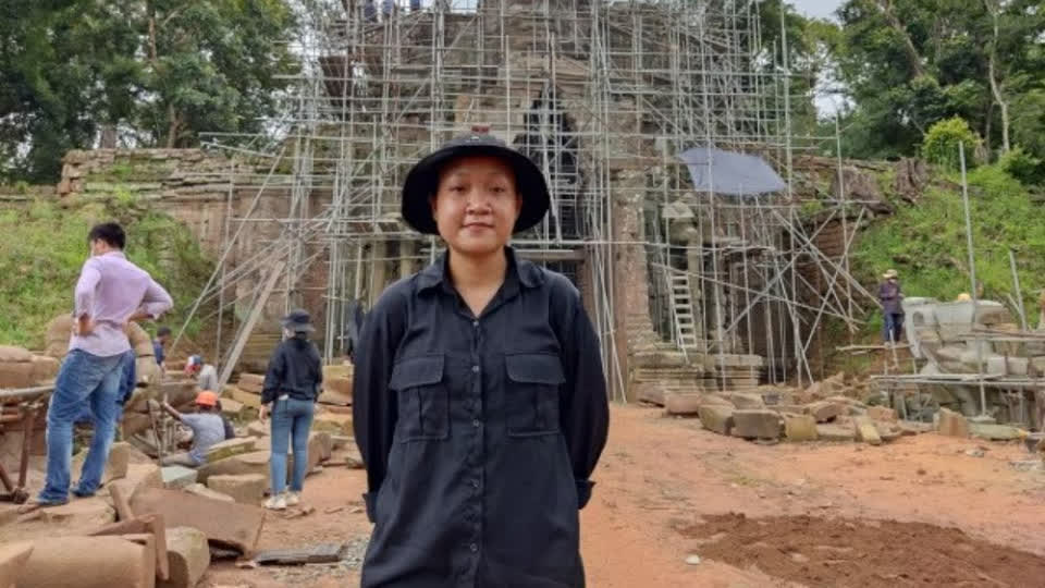 កញ្ញា ម៉េង សុវណ្ណលីលីន ផ្សារភ្ជាប់ខ្លួនជាមួយស្ថាបត្យកម្មប្រាសាទបុរាណនៅរមណីយដ្ឋានអង្គរ - TNAOT