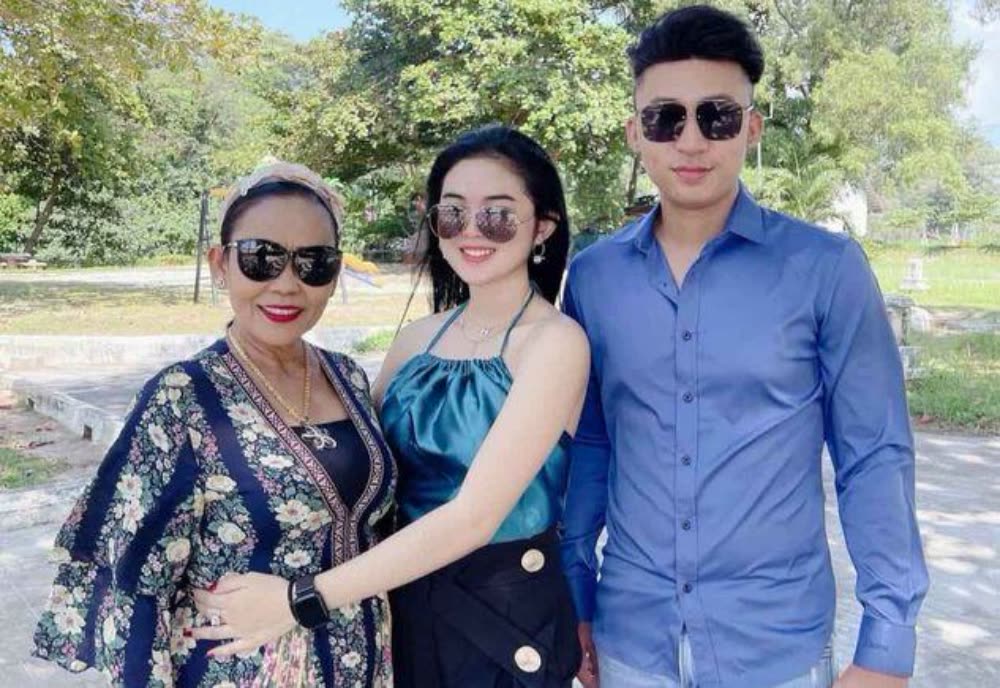 យាយ យ៉យ ញញឹមបិទមាត់មិនជិត ហាក់ពេញចិត្ត ឈិន មុនីនាថ ធ្វើជាកូនប្រសារខ្លាំង - TNAOT