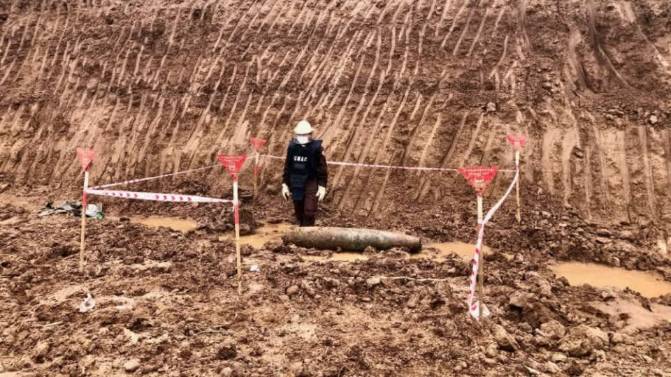 កម្លាំងជំនាញស៊ីម៉ាក់ ដោះបន្សាបគ្រាប់បែក ទម្លាក់ពីយន្ត ហោះប្រភេទ MK-82 ទម្ងន់ ២៣០ គីឡូក្រាម ...