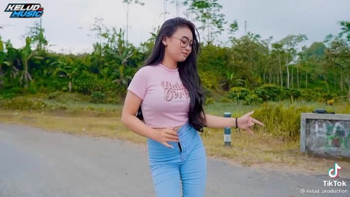 ស្រីស្អាតរាំក្នុងTIKTOK - TNAOT